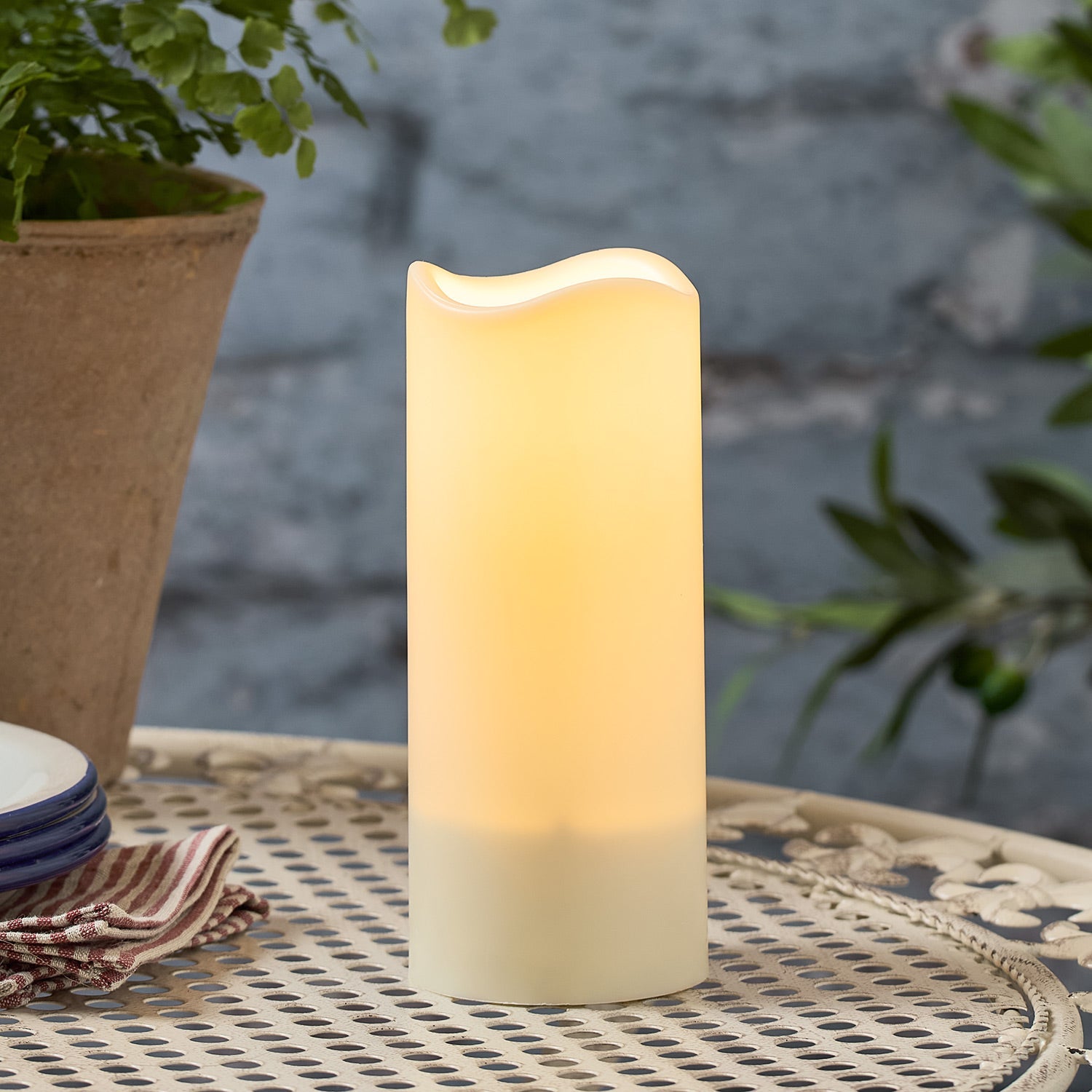 LED Solar Pillar Candle 18cm – Lights4fun.co.uk