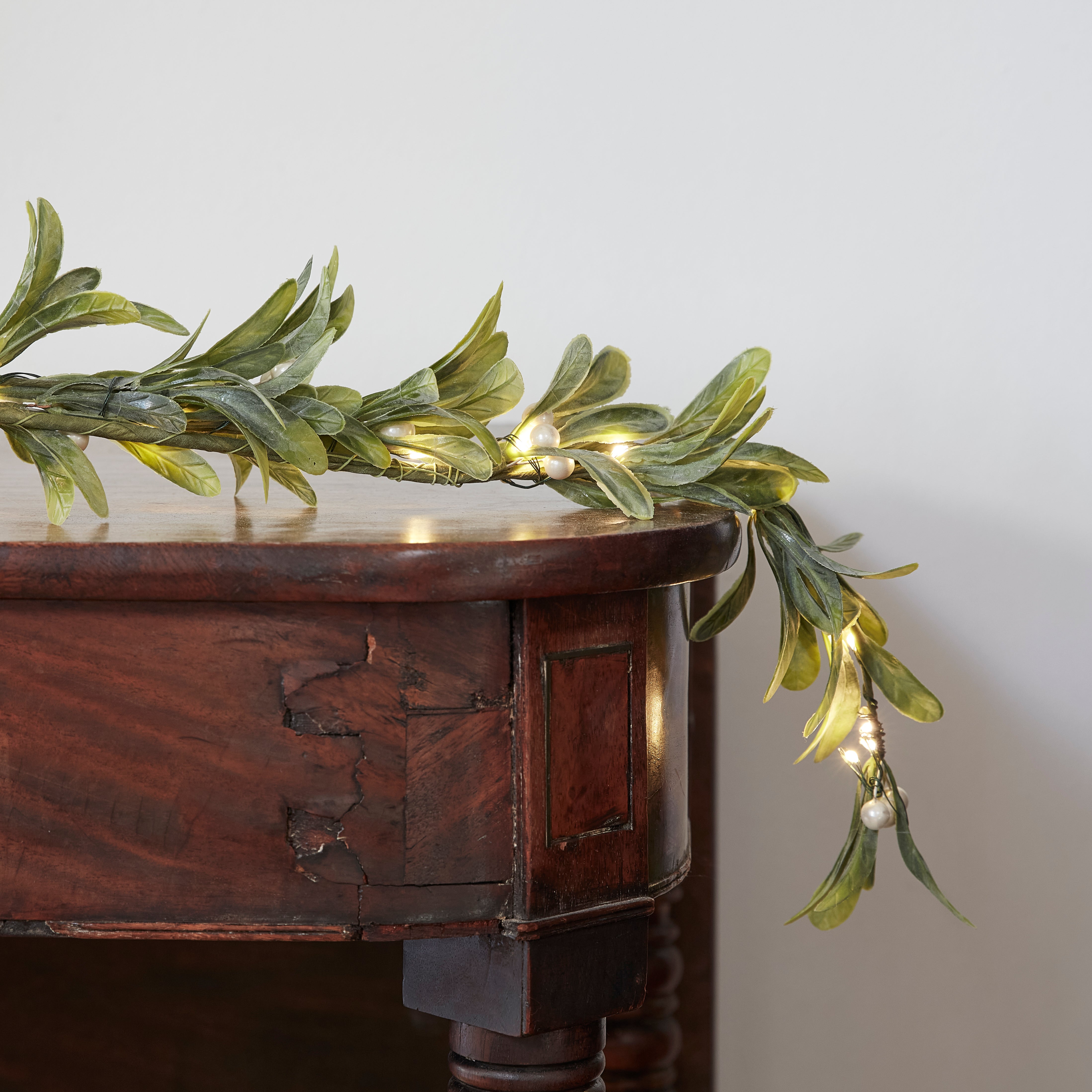 1.5m Pre-Lit Christmas Mistletoe Garland Mistletoe UK